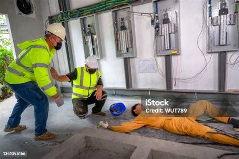 전기 노동자는 감전 사고를 당했다 응급 처치 전기 노동자에 대한 안전 팀 심폐 소생술은 현장에서 직장에서 전기 충격 사고로 손실됩니다 공장 의 상황실에서 사고 20 24세에