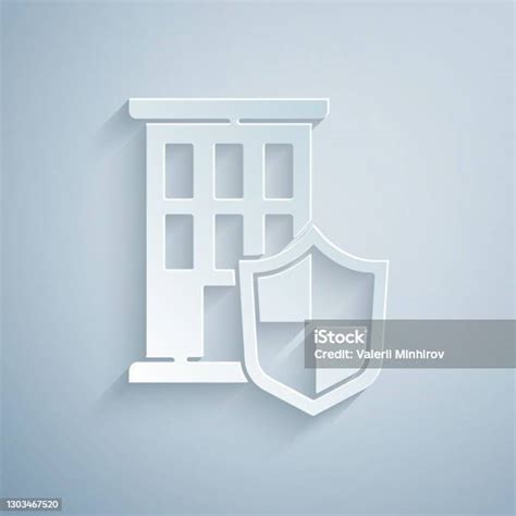 회색 배경에 격리 된 방패 아이콘이있는 종이 컷 하우스 보험 개념 보안 안전 보호 개념을 보호합니다 종이 아트 스타일 벡터 3차원 형태에 대한 스톡 벡터 아트 및 기타