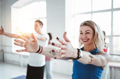 건강 한 여자의 그룹 및 함께 훈련 하 고 흰색 체육관에 맞는 운동을 하 고 남자 사람들이 함께 요가 포즈 연습 실내 건강한 생활방식에 대한 스톡 사진 및 기타 이미지