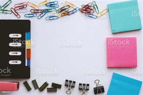 노트북 스티커 메모장 바인더 클립 스테이플 종이 클립 흰색 배경 작업 교육 개념에 스테이플러를 포함 하 여 사무실 고정 된 세트의 프레임 고정됨에 대한 스톡 사진 및 기타