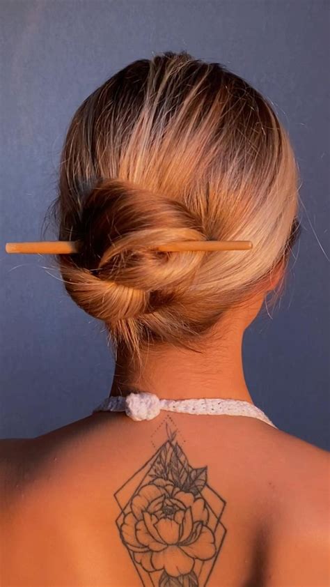 Ищи пучок без резинки😍 очень нужный образ Советы по укладке волос Прически Повседневные прически