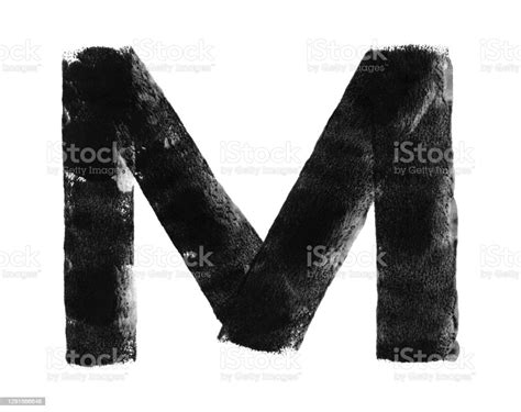 흰색 종이 배경에 고립 된 손으로 그린 넓은 자본 문자 M 눈에 보이는 화가 효과 투명과 원래의 자연 질감벡터에서 추상적 불완전한 고르지 않은 일러스트 레이션 알파벳 M에