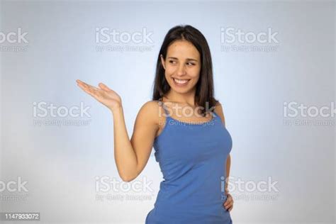 열린 손 손바닥에 빈 복사 공간을 보여주는 행복 한 젊은 여자의 초상화 흥분 하 고 놀라게 찾고 쾌활 한 십 대 소녀 제시 하 고 광고 제스처에 좋은 제품을 보여주는 상업