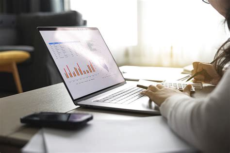 창가가 있는 거실에서 작업하는 재택근무중인 여성 유토이미지 상세페이지 베이직샵 사진 22774091