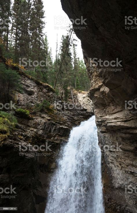 캐나다 록 키 산맥 앨버타 캐나다에 존스턴 캐년 아래 폭포 0명에 대한 스톡 사진 및 기타 이미지 0명 가을 경관 Istock