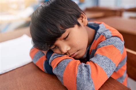 él Se Durmió Rápidamente Un Niño Cansado De La Escuela Primaria