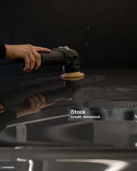 조명 아래에서 현대 검은 자동차의 후드를 연마하는 사람 세차장에 대한 스톡 사진 및 기타 이미지 세차장 호화로움 교통수단