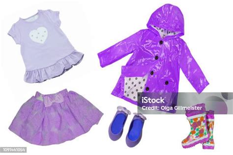 콜라주 어린이 옷의 집합입니다 봄 여름 옷 흰색 배경에 고립의 컬렉션입니다 라일락 또는 보라색 옷의 근접 촬영 비옷에 대한 스톡 사진 및 기타 이미지 Istock