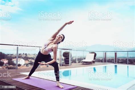 아름다운 수영장과 발코니에서 요가를 연습하는 여성 적합 건강한 생활방식에 대한 스톡 사진 및 기타 이미지 건강한 생활방식 고독 개념 땀 Istock