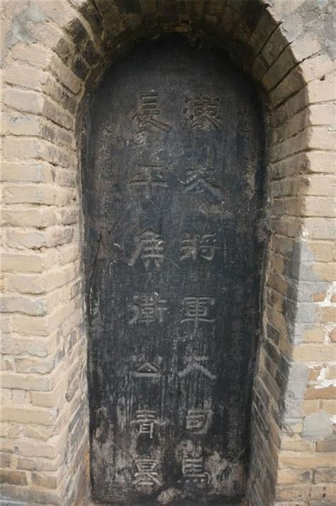 此墓破爛不堪周邊遍地糞便，裡面卻埋葬著位千古流芳的民族英雄！ 每日頭條