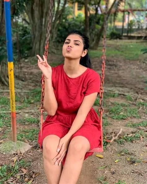 නිලියන්ට අතේ ගහන ගැන්සිය Facebook