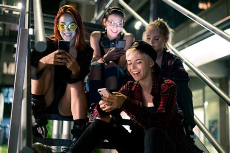 계단에서 핸드폰을 사용하여 미소 짓는 여성 친구들의 그룹 16 17 살에 대한 스톡 사진 및 기타 이미지 16 17 살 20 24세 25 29세 Istock