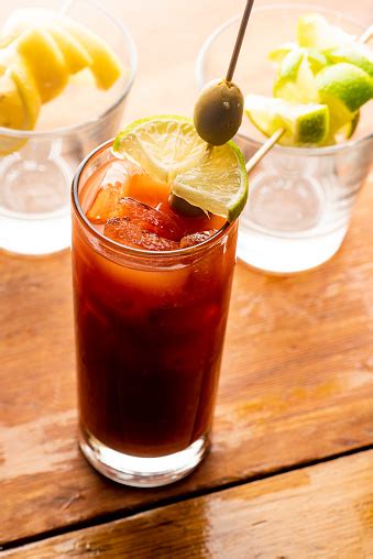 블러디 메리 클래식 브런치 또는 조식 칵테일 보드카 진 또는 데킬라를 토마토 주스 우스터셔 소스 라임 주스 셀러리 소금 핫 소스와 섞어 얼음 위에 얹고 올리브와 셀러리