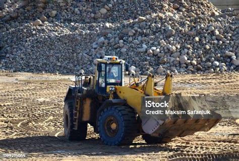 개방형 채석장에서 적재 굴착 및 굴착 작업을 기계화하기 위한 대형 대형 프론트 엔드 로더 또는 사륜 불도저 0명에 대한 스톡