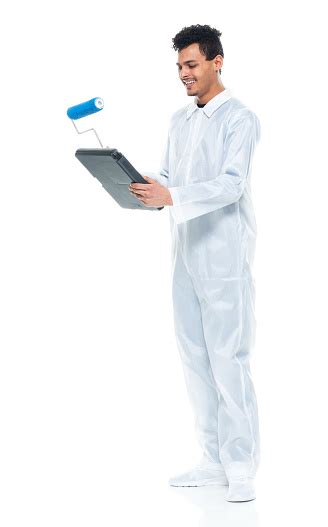 흰색 배경 앞에 서있는 아프리카 민족 남성 집 화가는 덮개를 착용하고 서류를 들고 20 24세에 대한 스톡 사진 및 기타 이미지