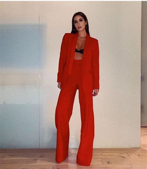 ქეთა თოფურია წითელ შარვალ კოსტუმში და ჩახსნილ ღილებში მომზირალი სექსუალური მკერდი ფოტო