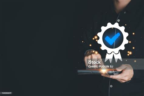 사업가 손 터치 태블릿 좋은 기호와 최고의 서비스의 기호와 올바른 Iso 인증 표준 및 표준화 개념 고객 서비스 평가 및 만족도 개선에 대한 스톡 사진 및 기타 이미지