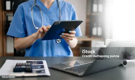 의료 기술 개념입니다 사무실에서 휴대 전화와 청진기로 일하는 의사 건강관리와 의술에 대한 스톡 사진 및 기타 이미지 건강관리와 의술 멀티 태스킹 의사 Istock