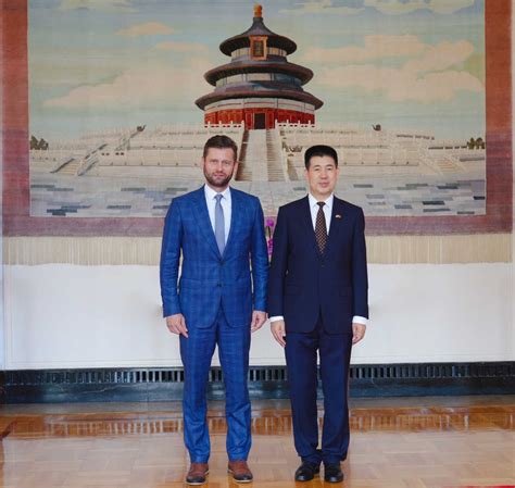 驻波兰大使孙霖江会见波体育和旅游部长博尔特尼楚克中国—中东欧国家合作