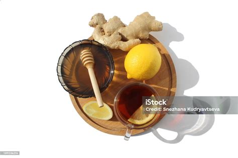 감기에 대한 민간 요법 나무 둥근 판에 꿀 차 레몬 및 생강이있는 접시가 있습니다 0명에 대한 스톡 사진 및 기타 이미지 0명 감귤류 과일 감기바이러스 Istock