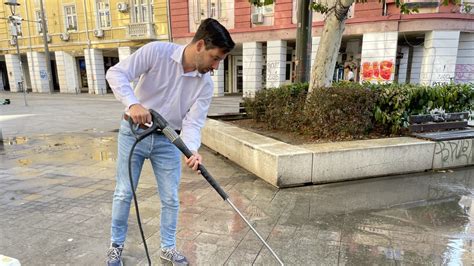 Борис Бонев хвана маркуча и лично почисти Графа Политика Новини Бг