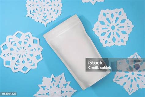 수제 눈송이와 고립 된 파란색 배경에 커피 차를 저장하기위한 종이 생태 가방의 템플릿 크리스마스와 새해 선물용 진공 포장 0명에 대한 스톡 사진 및 기타 이미지 Istock