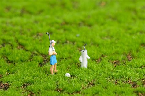 낮에 골프 코스에서 골프를 치는 여성의 사진 배경 및 무료 다운로드를위한 그림 Pngtree