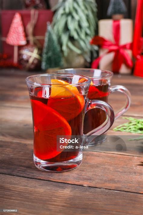 멀드 드링크 레드 와인 과일 차 뜨거운 Grog 유리 겨울 제공 크기 향신료 음료 새해 와 크리스마스 최고 보기 복사 공간 텍스트 음식 배경 소박한 0명에 대한 스톡 사진