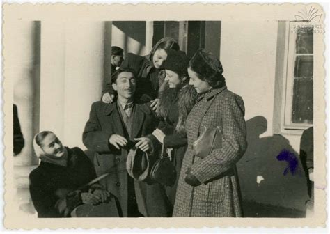 Iverieli გრიგოლ გრიშა ქსოვრელი ანსამბლის წევრებთან ერთად ფრუნზეში