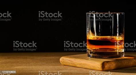 나무 테이블과 검은 배경에 위스키와 유리 공간을 복사합니다 위스키 잔에 대한 스톡 사진 및 기타 이미지 위스키 잔 위스키 유리잔 Istock