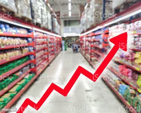 화살표는 슈퍼마켓 배경의 추상적 인 흐릿한 이미지에서 자랍니다 막대형 차트 및 차트 식품 가격이 상승했습니다 인플레이션 개념 소매 금융 및 경제 주식 시장 가게 최저 임금에