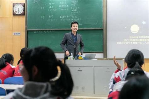 南京大学金陵中学百家讲坛揭牌首期10位教授开讲
