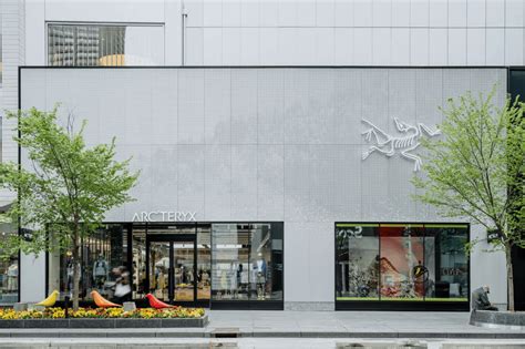 快报｜始祖鸟将推出首家“alpha Store”；中乔体育撤回ipo申请；米兰时装周日程发布品牌fendi香水