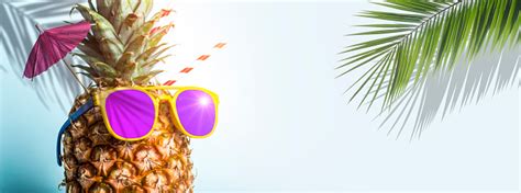 여름 열대 파인애플 배경 파란 배경에 야자수 아래 선글라스를 쓴 파인애플 해변에서 칵테일 파티 휴식 휴식 및 여름 개념 0명에 대한 스톡 사진 및 기타 이미지 Istock