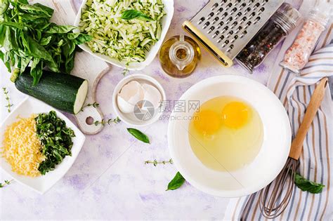 用西葫芦奶酪和罗勒烹饪菜肉馅煎蛋饼的配料有用的早餐意大利煎蛋卷高清图片下载 正版图片505416714 摄图网