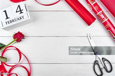 발렌타인 데이 선물 포장 배경 복사 공간 빨간 포장지 리본 빨간 장미 2 월 14 나무 블록 달력 및 나무 배경 여유 공간에 가위롤 플랫 레이 상단 보기 0명에 대한 스톡