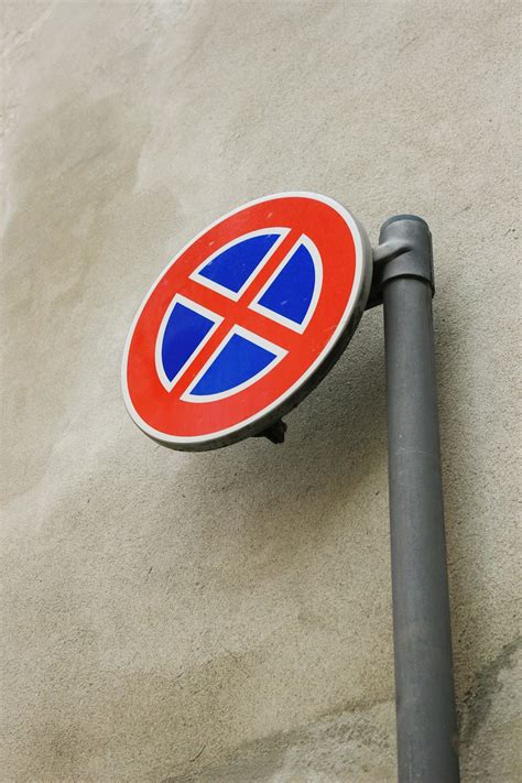 건물 측면에 있는 빨간색과 파란색 거리 표지판 사진 Unsplash의 무료 도로 표지판 이미지