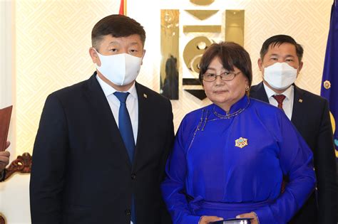 Эрүүл мэндийн салбарын эмч ажилтнууд Төрийн дээд шагналаар шагнагдлаа