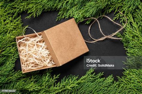 전나무 가지와 선물 종이 상자의 프레임은 꼬기로 묶여 크리스마스 카드 공백 N 0명에 대한 스톡 사진 및 기타 이미지 0명 갈색 겨울 Istock