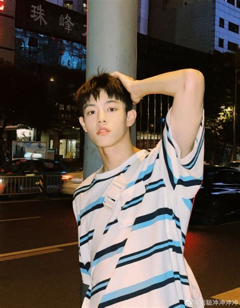 20歲男偶像公開出櫃！為網紅男友慶生「突襲吻臉頰」告白