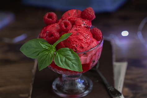 라즈베리와 바질 홈메이드 아이스크림 소박한 배경에 신선한 딸기가 있는 여름 선데이 클로즈업 선택적 초점 0명에 대한 스톡 사진 및 기타 이미지 Istock