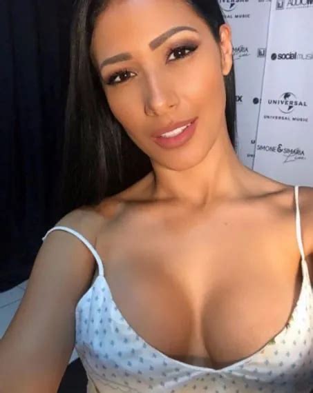 Flagra Simaria A Cantora De Sertanejo Deliciosa Estava Tirando Umas