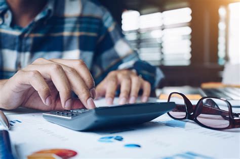 비즈니스 데이터를 계산 하 고 문서를 회계 계산기에서 작업 하는 사업가 또는 회계사의 클로즈업 비즈니스 재무 및 회계 개념 개념에 대한 스톡 사진 및 기타 이미지 Istock