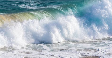 Rainbow Wave 거품 경치 난류 낮 다이나믹한 맑은 물 맑은 하늘 물 물결 물을 튀기는 물을 튀기다 밀물과 썰물 바다 바다 경치 바다