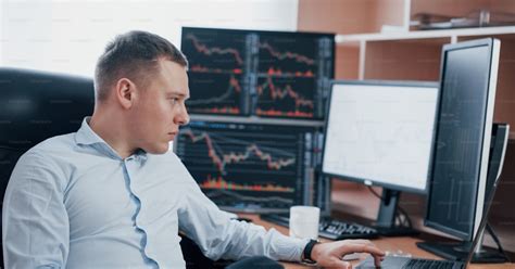 성공하려면 너무 많은 것들이 필요했습니다 인덱스 차트에 여러 컴퓨터 화면이 있는 사무실에서 온라인으로 작업하는 남자 사진 Unsplash의 테이블 이미지