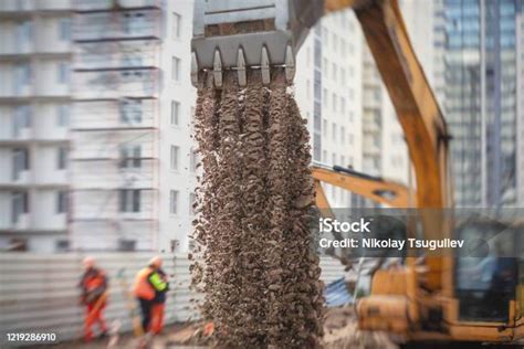 황색 무거운 굴삭기 발굴 모래와 도로 공사 중 작업 새로운 도로의 건설 중 모래를 하역 3 명에 대한 스톡 사진 및 기타 이미지 3 명 건설 산업 건설 현장 Istock