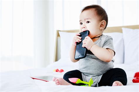 아기 장난감과 스마트 폰으로 노는 귀여운 아기 소녀 똑똑한 재미있는 아이 6 11 개월에 대한 스톡 사진 및 기타 이미지 6