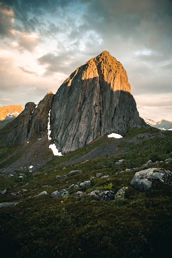 노르웨이의 흐린 하늘을 배경으로 눈 봉우리와 햇빛이 있는 산의 아름다운 풍경 장면 0명에 대한 스톡 사진 및 기타 이미지 0명 겨울 경관 Istock