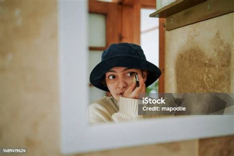 논바이너리 집에서 욕실 거울을 사용하여 화장을 하는 사람 가정 생활에 대한 스톡 사진 및 기타 이미지 가정 생활 성소수자 집 내부 Istock