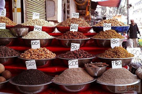 인도 카리바올리 시장의 향신료 가게에서후추 계피 카다몸 가람마살라 커민 코리앤더